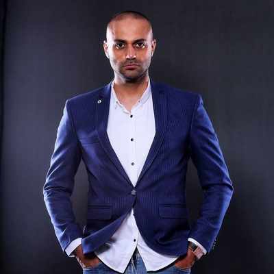 Singer Hamid Hami: In Absolute Silence Clown / Court Artists We Are ...