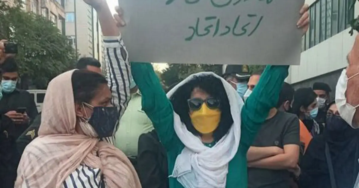 چند فعال مدنی در تجمع اعتراضی علیه طالبان، مقابل سفارت پاکستان در تهران
