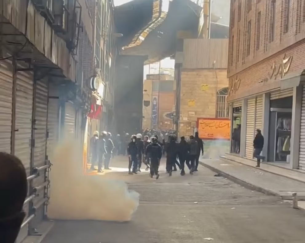 Video: Protesters chant pro-monarchy slogans in Borujerd, western Iran ...