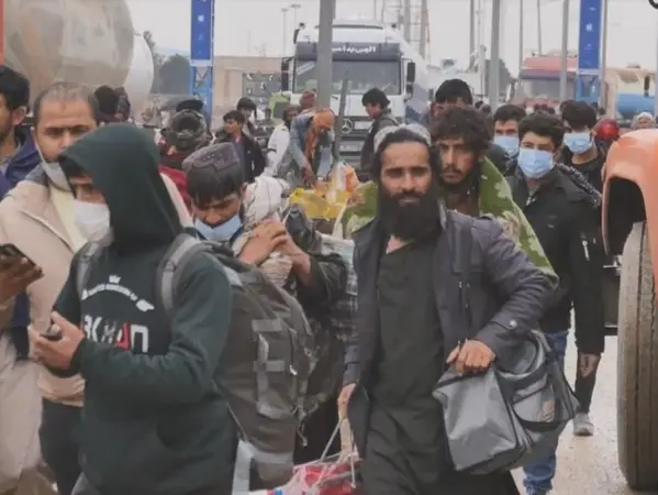 طالبان السلطات الإيرانية رحلت عشرات الآلاف من الأفغان الشهر الماضي
