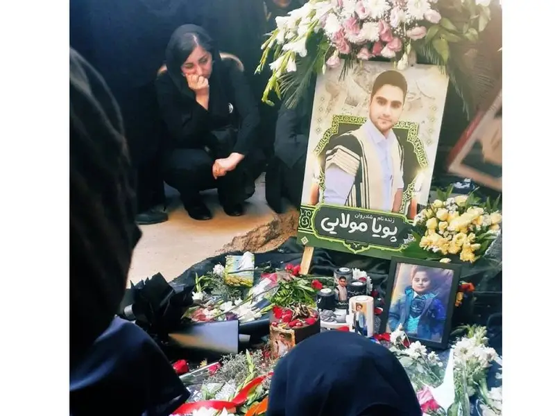 مادر کیان پیرفلک بر مزار پویا مولاییراد، پسرعموی کشتهشدهاش، در ایذه حاضر شد ایران اینترنشنال