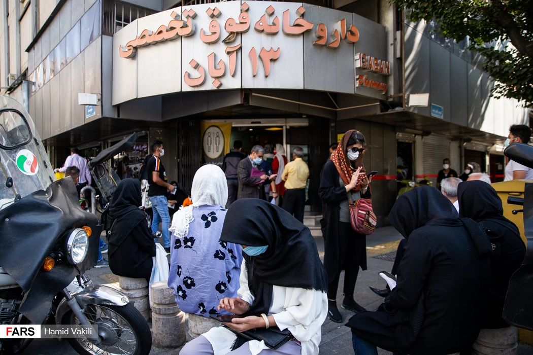 The delay of people in front of pharmacies at the same time with the ...